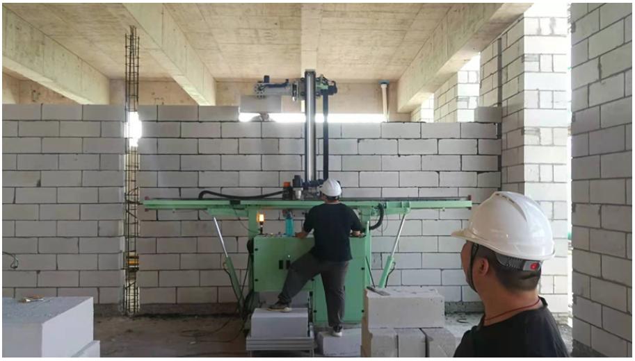 Masonry robots work on construction sites: reduce labor and improve ...