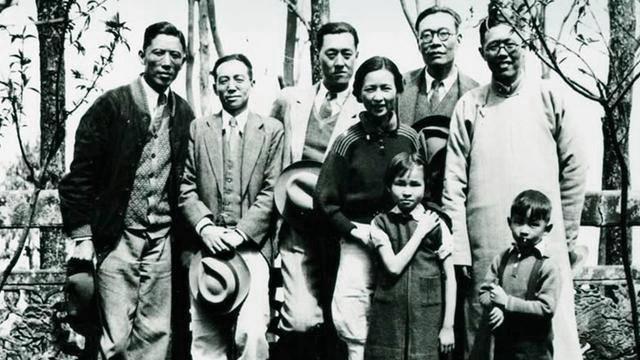 Jin Yuelin held a photo of Lin Huiyin in his later years and said seven ...