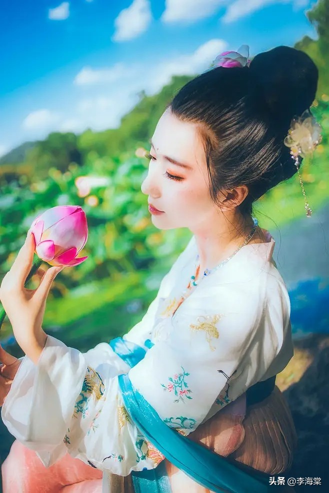 Li Haitang, the owner of the Haitang Pavilion, and Meijie's song ...