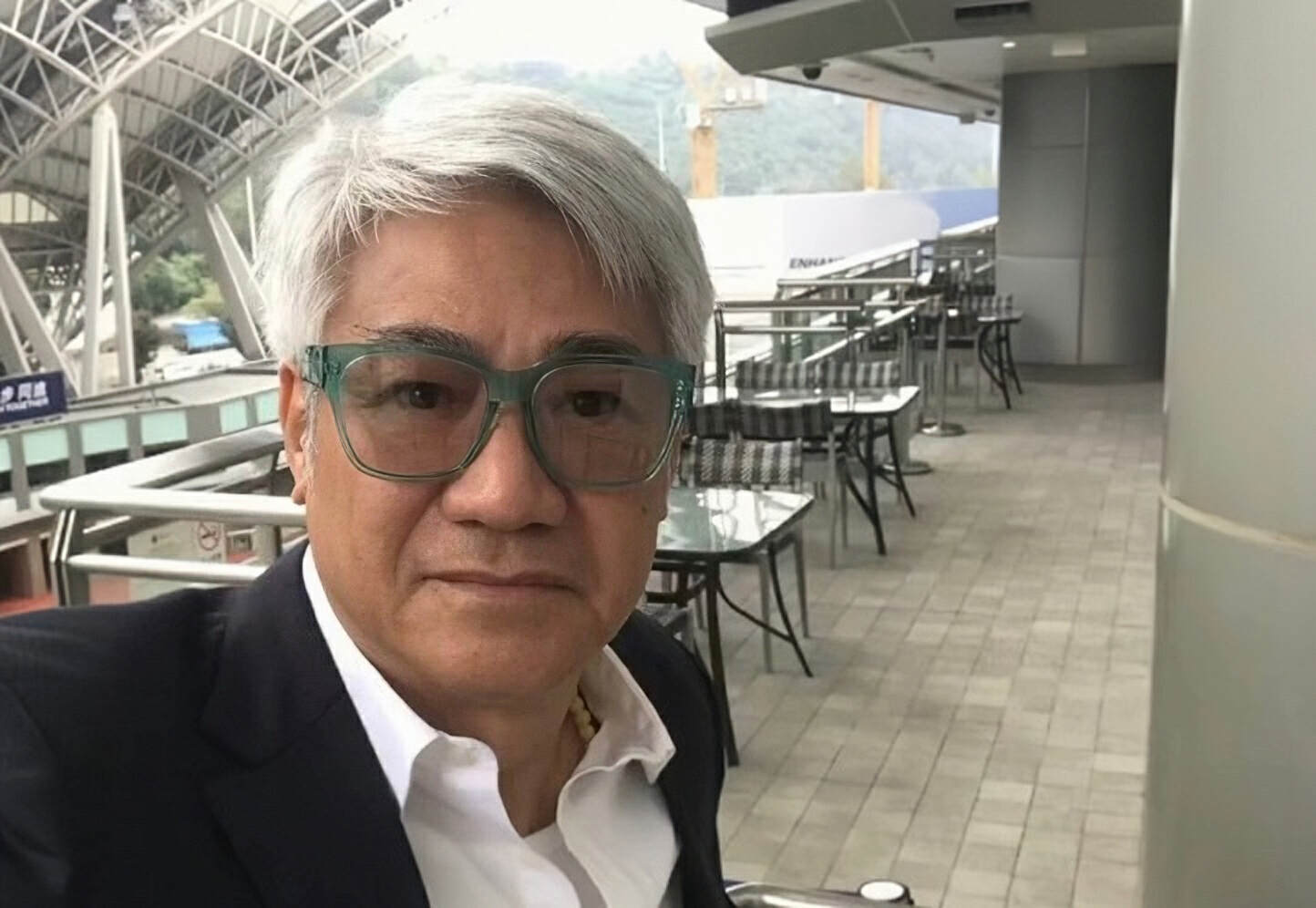 A well-known actor in Hong Kong with white hair turned into a funeral ...