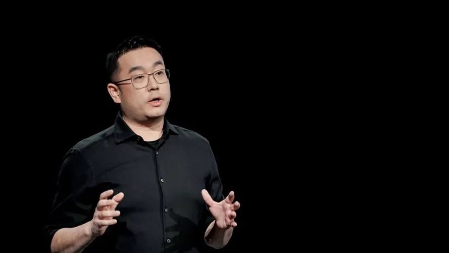 Yikatong going to the "front of the stage" - iMedia