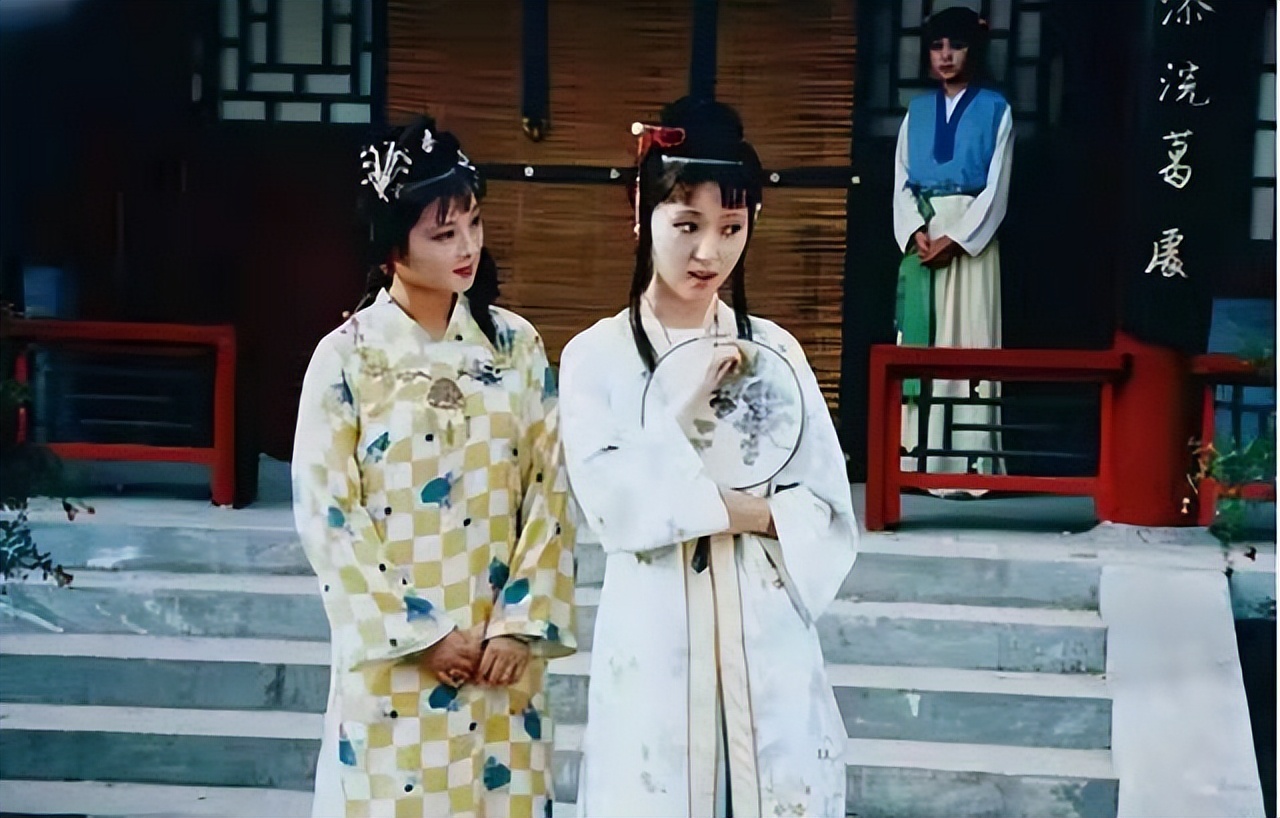 Why does Tanchun get close to Jia Baoyu, but doesn't want to see his ...