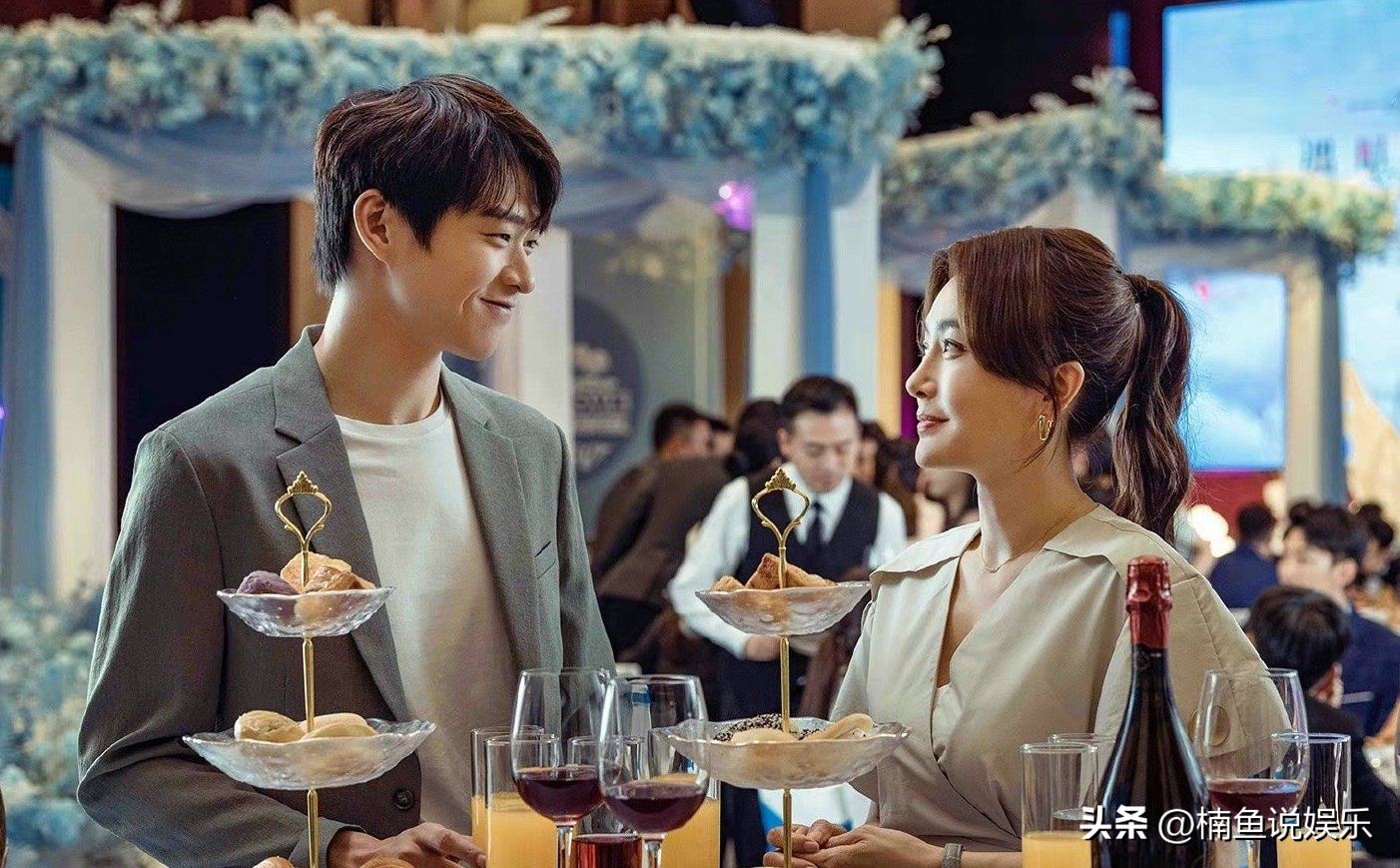 Wei Daxun is really lucky. He was photographed back in the hotel with Qin Lan, 10 years apart ...