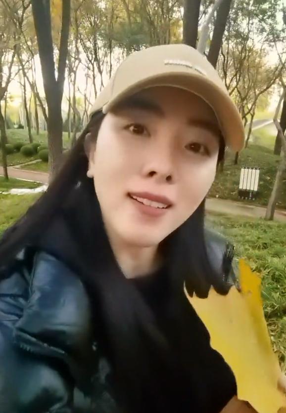 Li Sisi: Smile Exhibition in the Lidong Season - iMedia