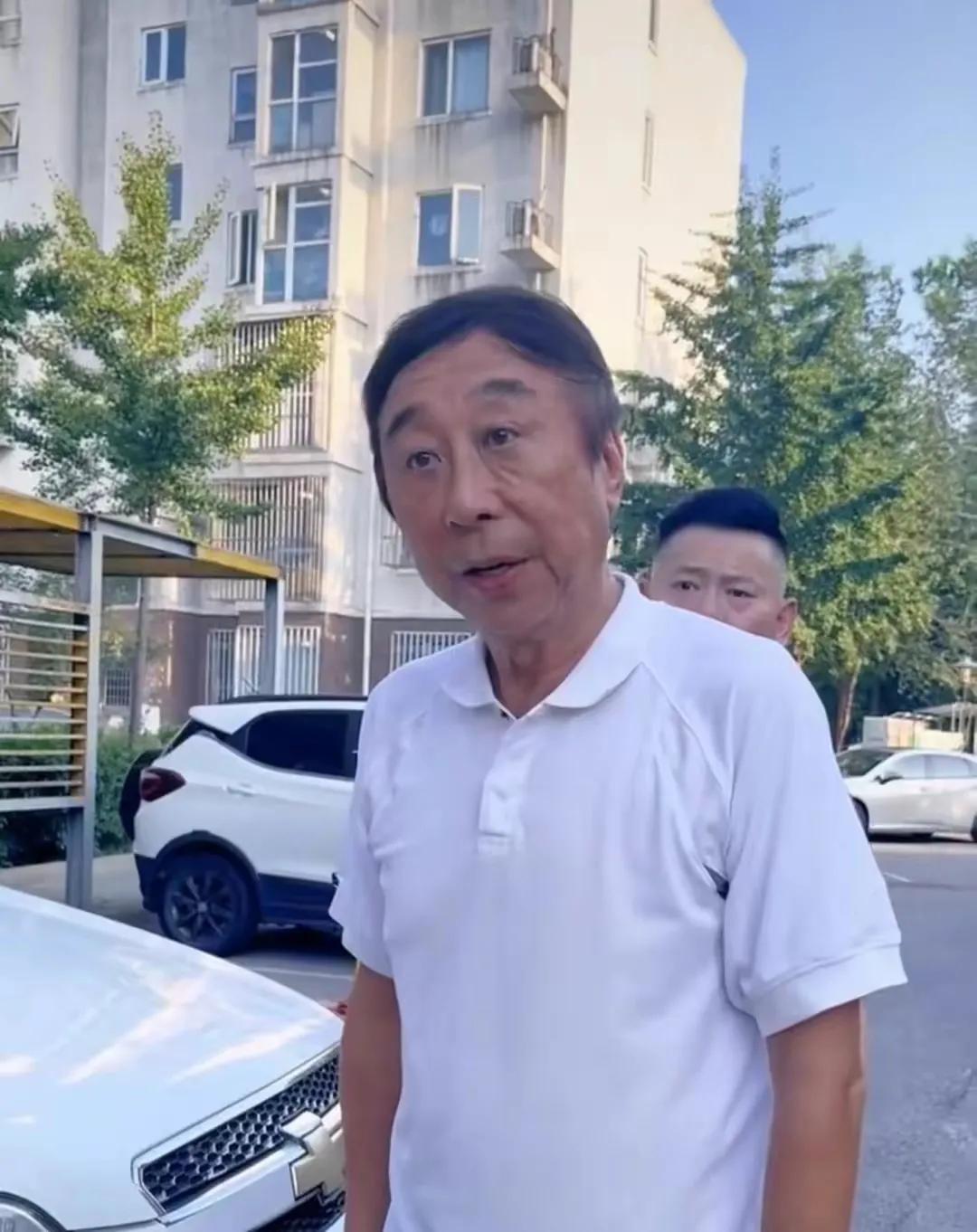 Feng Gong is also old, now his face is sallow, and his legs are bad ...