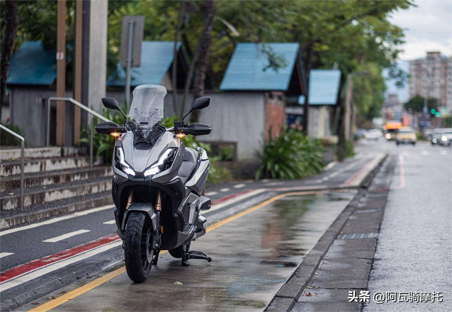 Fuel consumption 2.8, Honda ADV350 crossover sports scooter, the ...