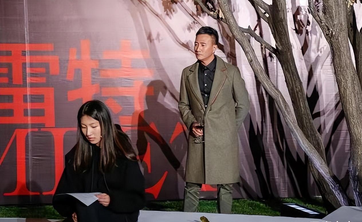 Hu Jun's family of three attended the event in the same frame, his wife ...