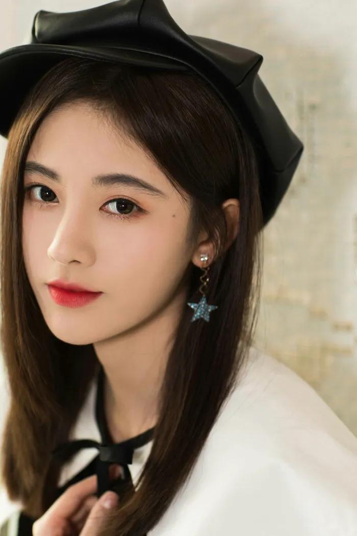 Ju Jingyi has long legs and a super spicy body - iNEWS