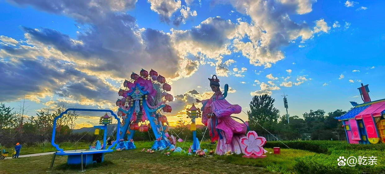 The charming Jinyang Lake is picturesque. - iNEWS