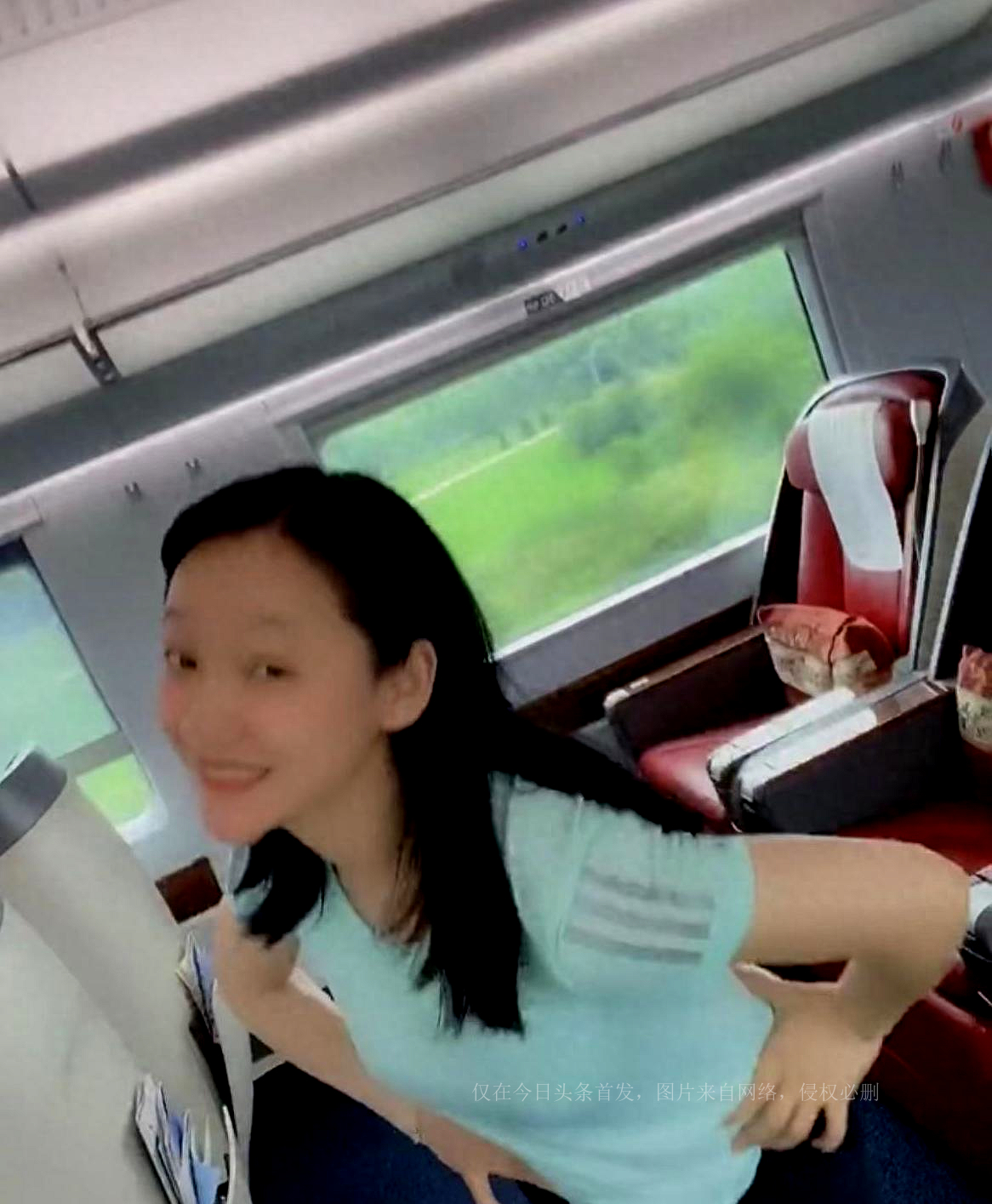 Well-known host Zhou Qun caused controversy by dancing on the high-speed train, twisting his ...