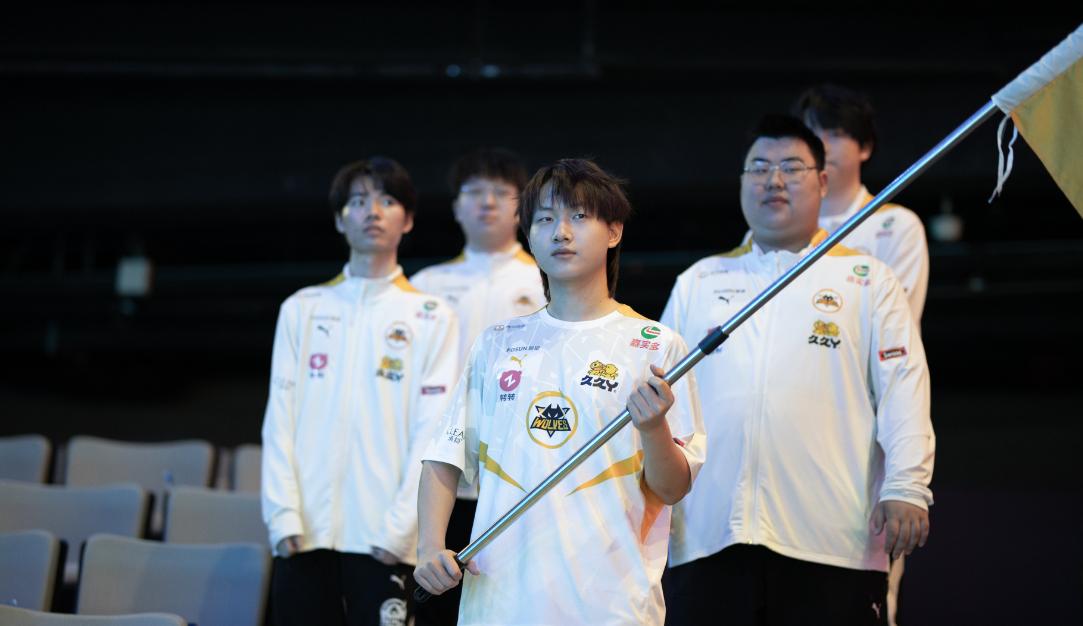 The Wolves still have to watch fly! Take Lao Lin out of the venue at ...