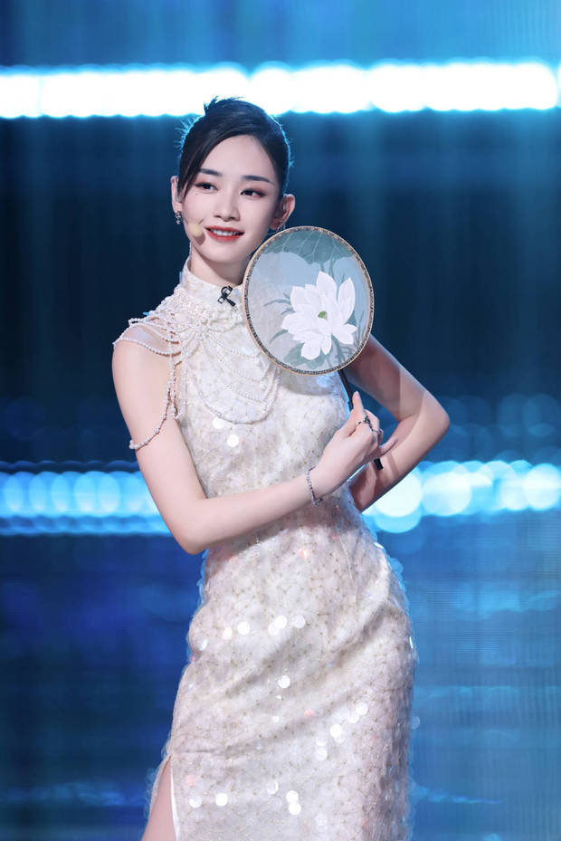 Liu Yase boldly changed her style! Challenge the cheongsam to be too ...
