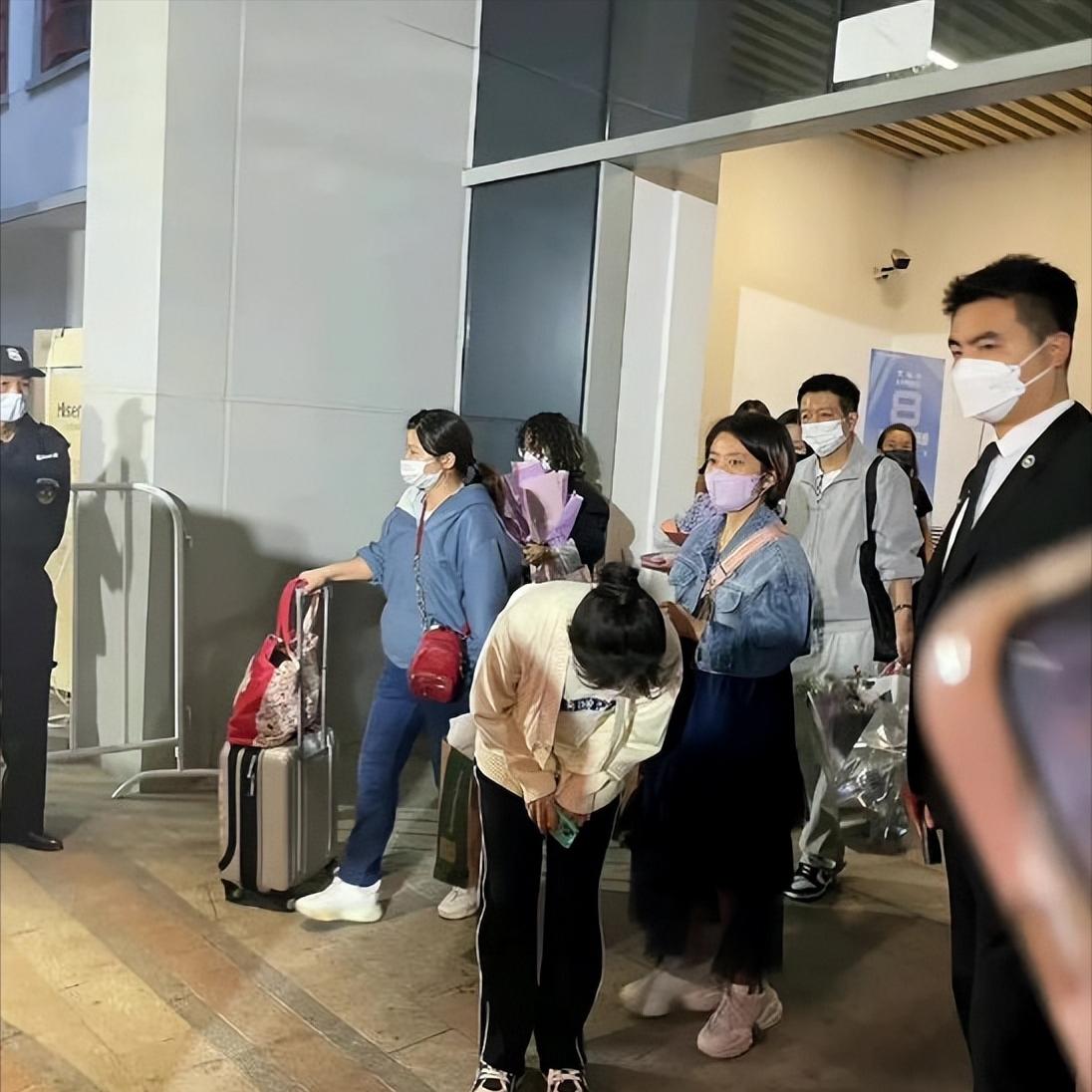 Yang Zi interacted with fans, light-colored sweater waved and bowed ...