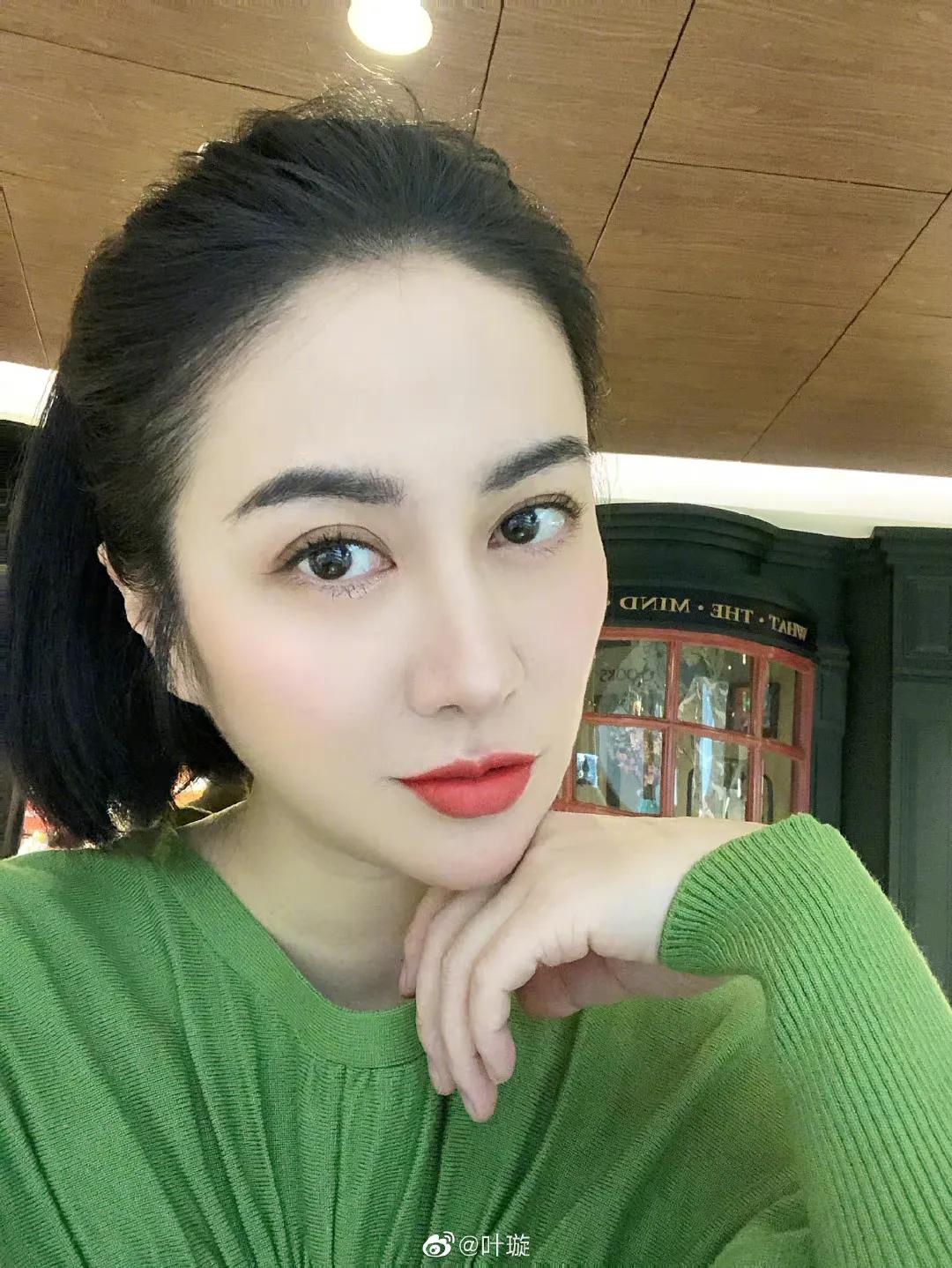 41-year-old Michelle Ye fell in love with double ponytails!Heavy makeup ...