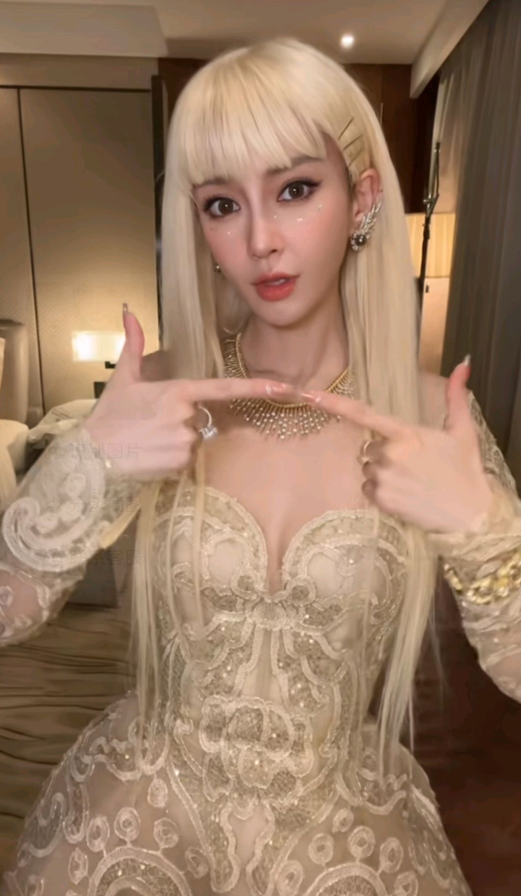 Angelababy's new drama "The Dust" is on the air, and the kiss scene with the male protagonist Ma ...