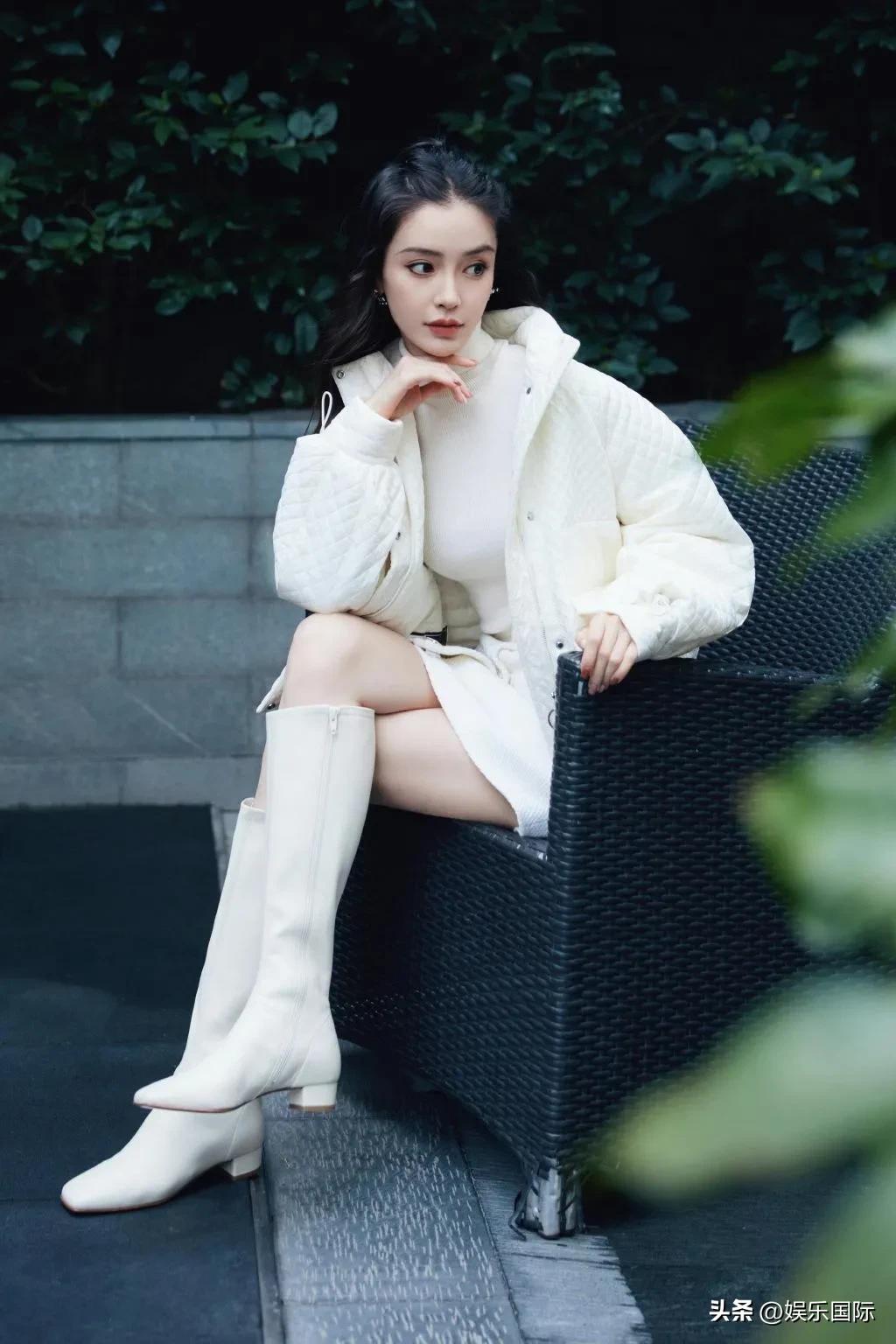 Yang Ying wears a pure white suit, shows a slim waist and beautiful ...