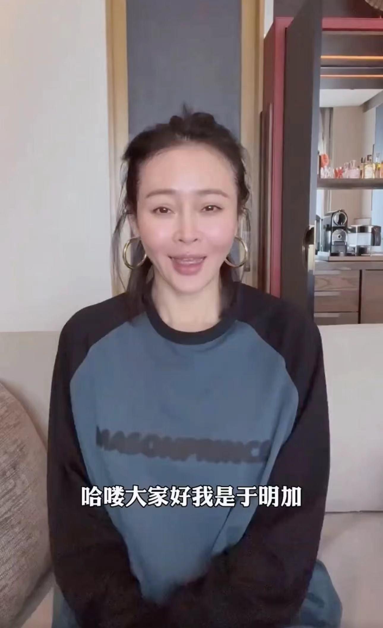 Yu Mingjia and his family of six appeared in Hainan!Wearing shorts to show off her fair legs ...