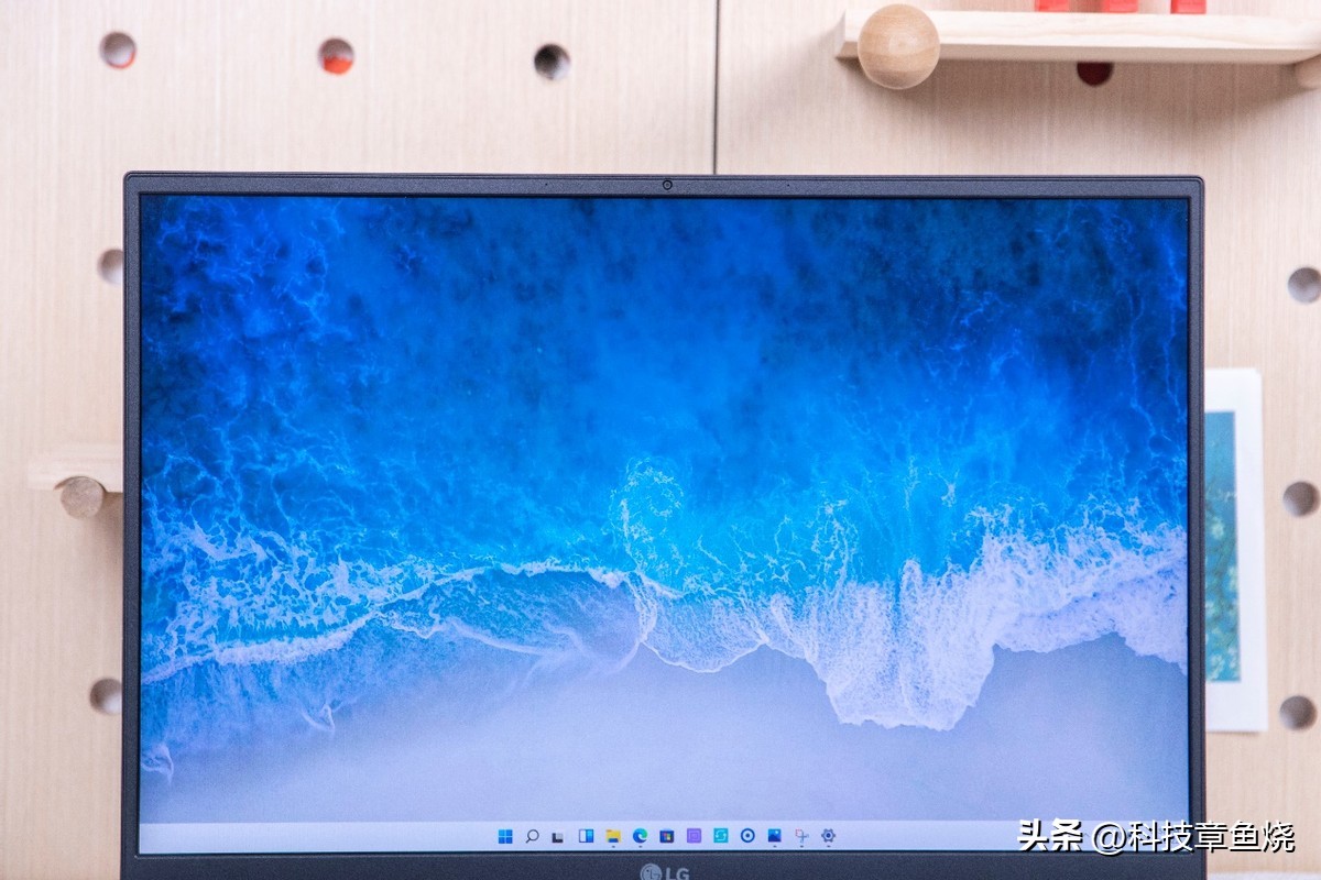 It's coming, it's coming, LG's new line of LG Ultra PCs - iNEWS