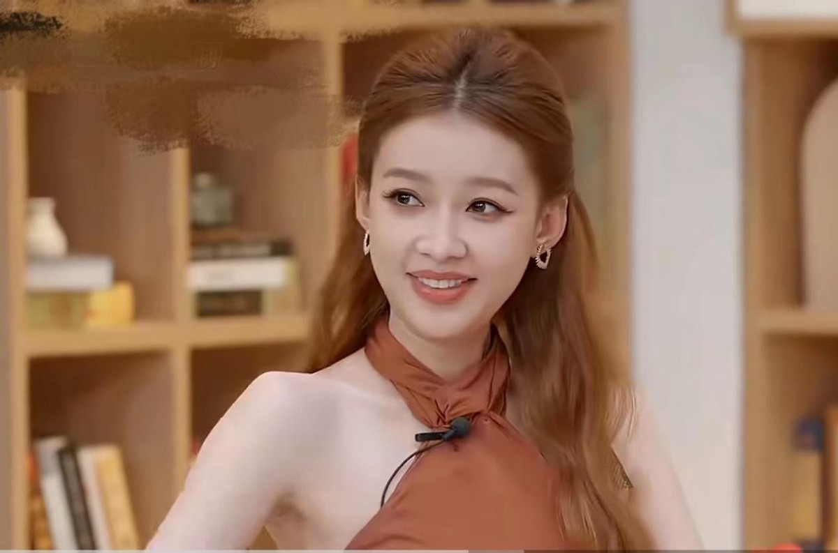 Sun Yi was met by chance in Sanya, wearing a 100-yuan suspender with a ...