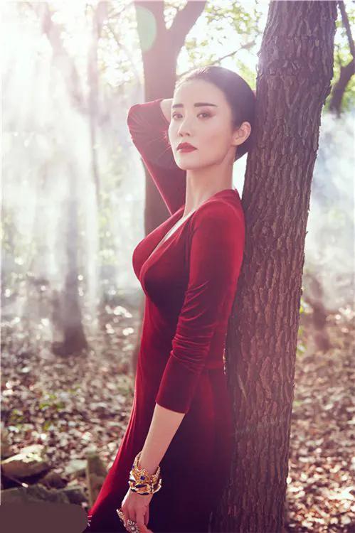 Stunning and beautiful big beauty Zhang Tong - iNEWS