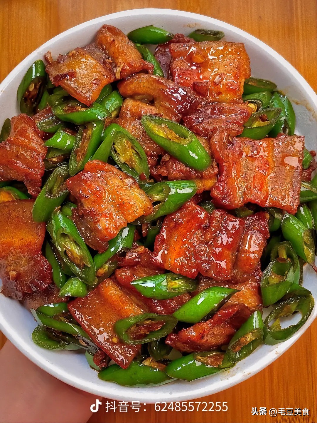 In the autumn, the meal, the pepper fried meat is warm after eating - iNEWS