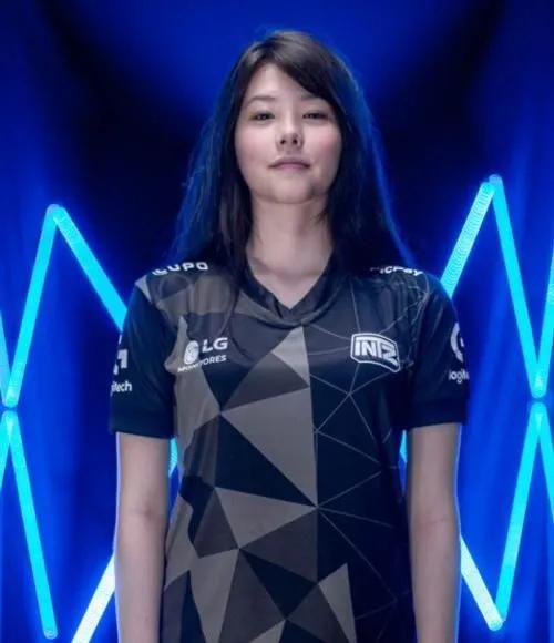 Mayumi and FLY jungler Spica officially announce their relationship - iNEWS