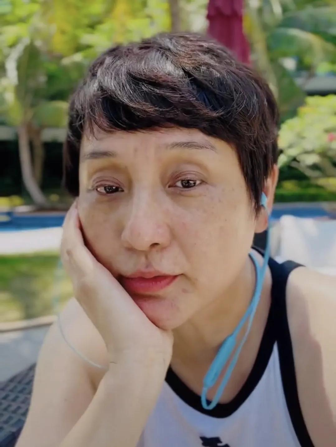 The well-known actor boldly exposed his bare face, freckles and loose ...