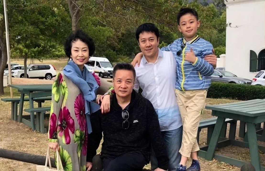 It turns out that she is Yan Weiwen's wife. She looks ordinary but has ...