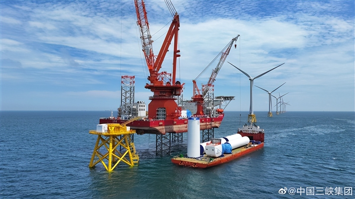 The hoisting of the world's first 16 MW offshore wind turbine is ...