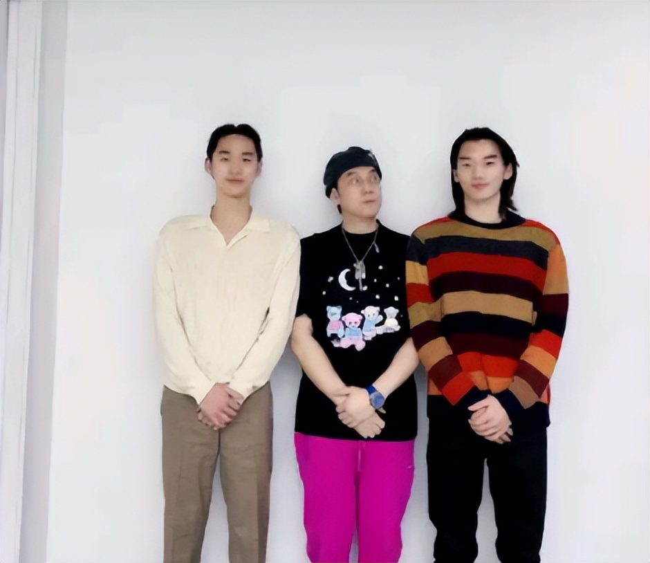 Lin Yilun's son released himself!Holding a foreign girlfriend in her ...