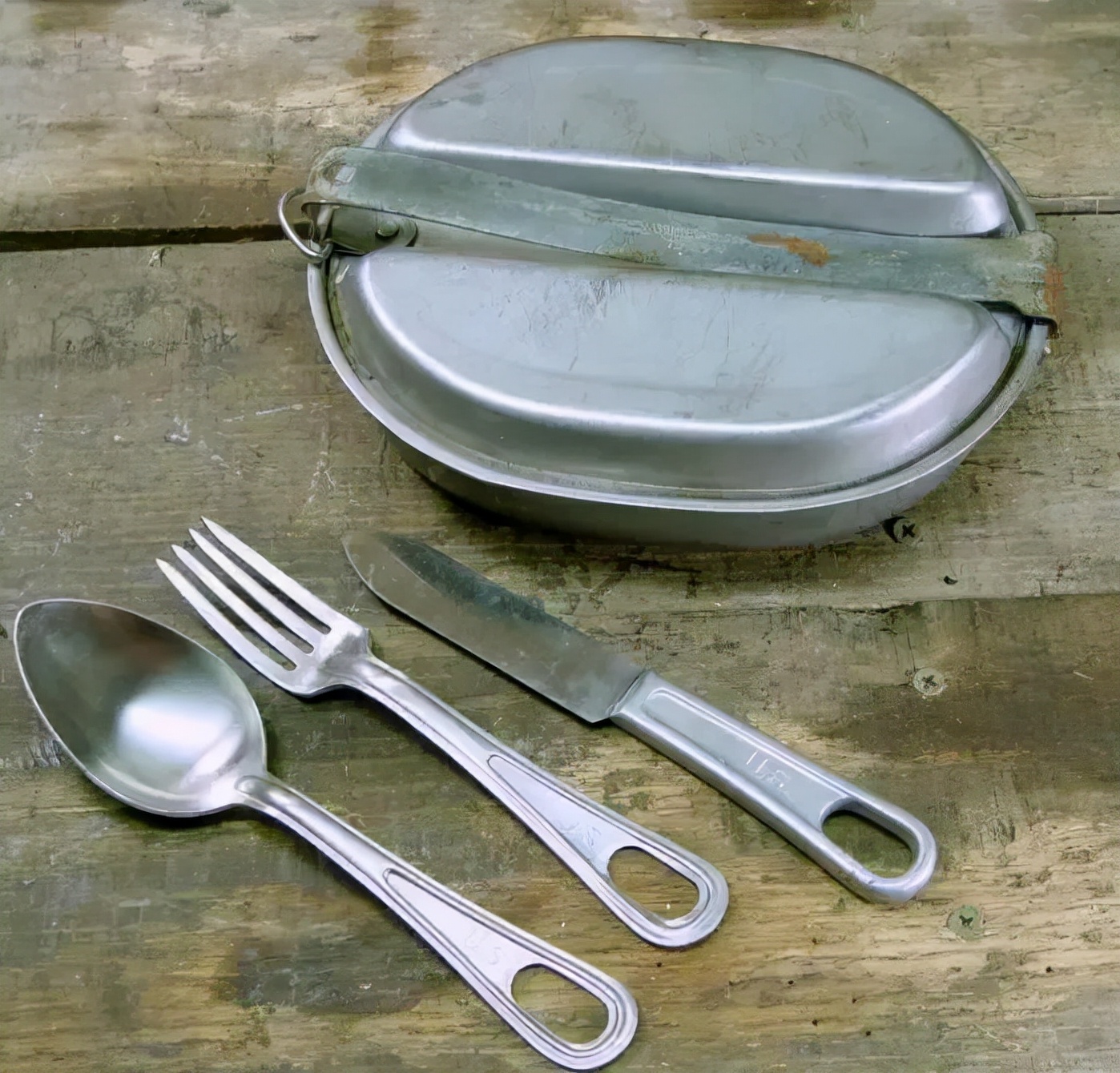 During World War II, the lunch boxes used by the U.S. military in the ...