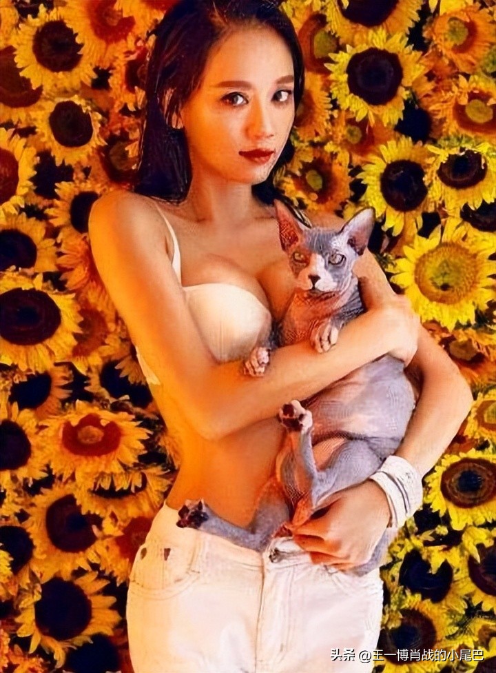 40-year-old Chen Qiaoen went half-naked for a photo shoot, and the unretouched live photos were ...