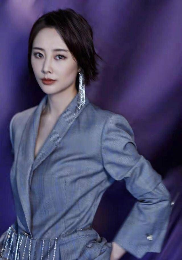 Li Chun has a beautiful figure, and her tights highlight her smooth ...