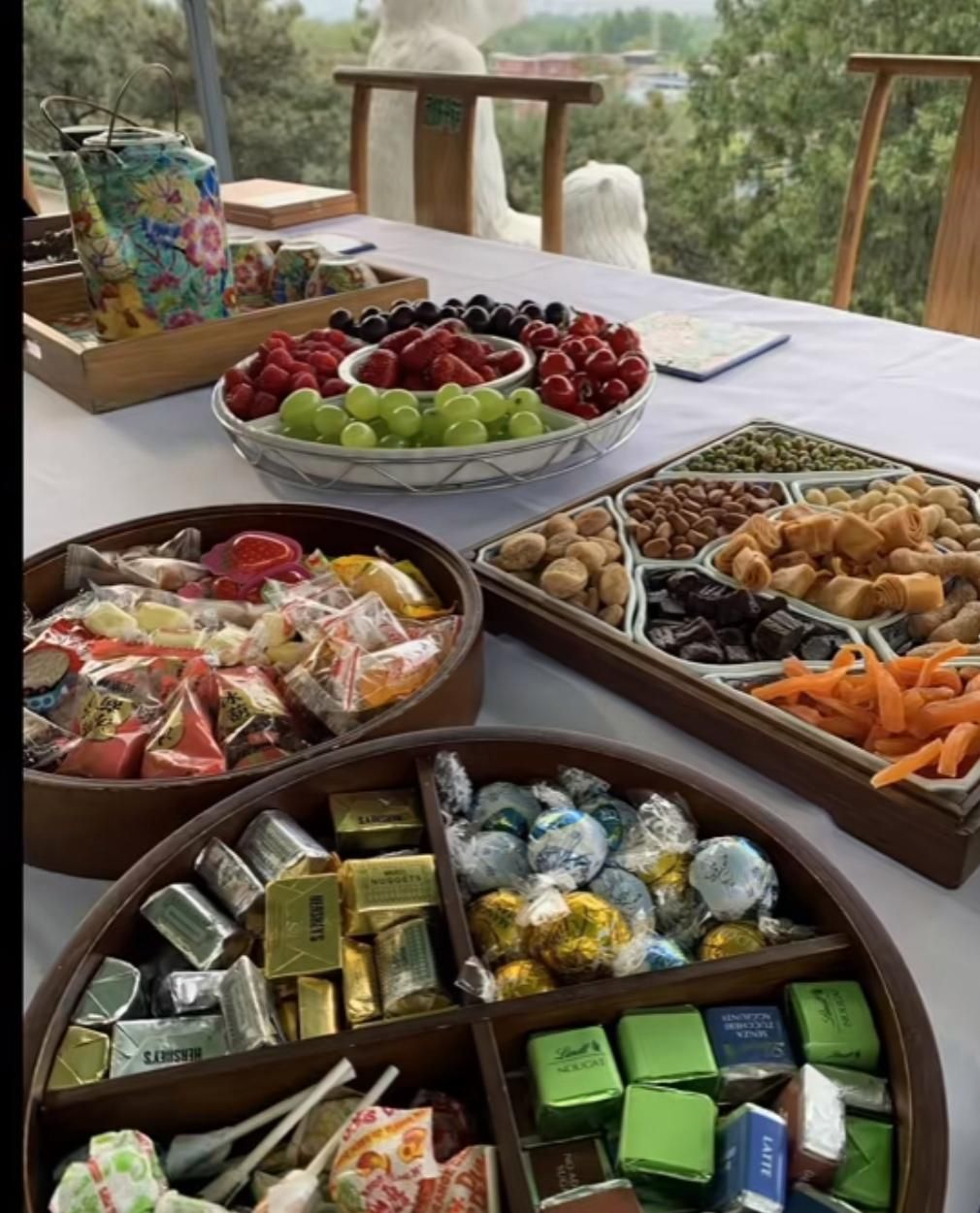 Yingda gained ten catties in a recent photo, served tea to entertain ...