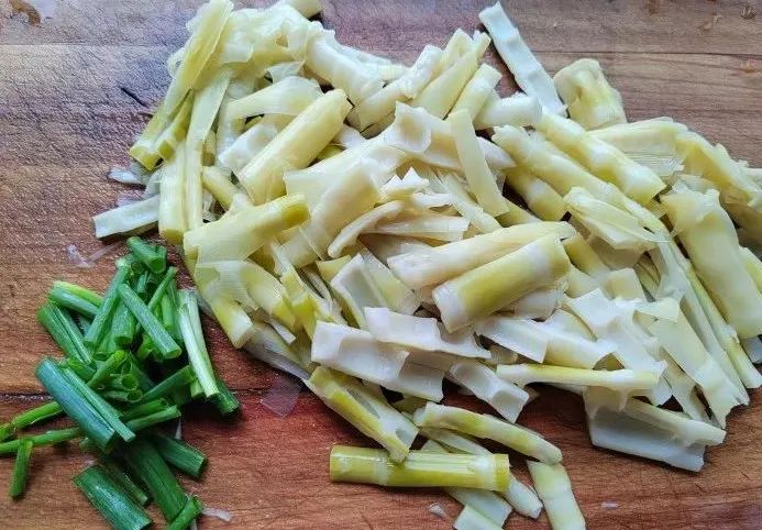Home cooking: the practice of fried pork with bamboo shoots, a side ...