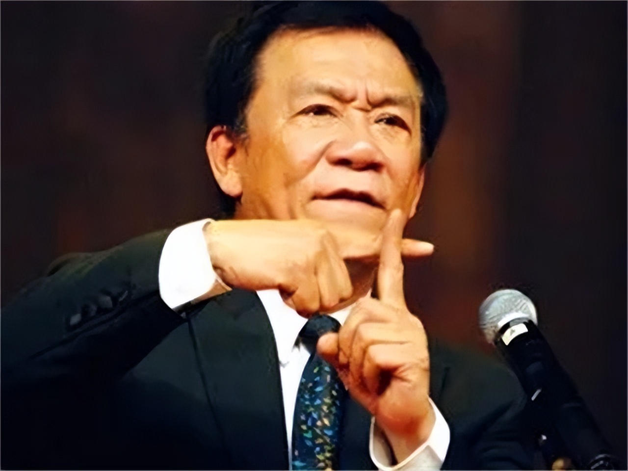 Hou Yaowen's cemetery cost 7 million yuan. Guo Degang led the crowd to ...