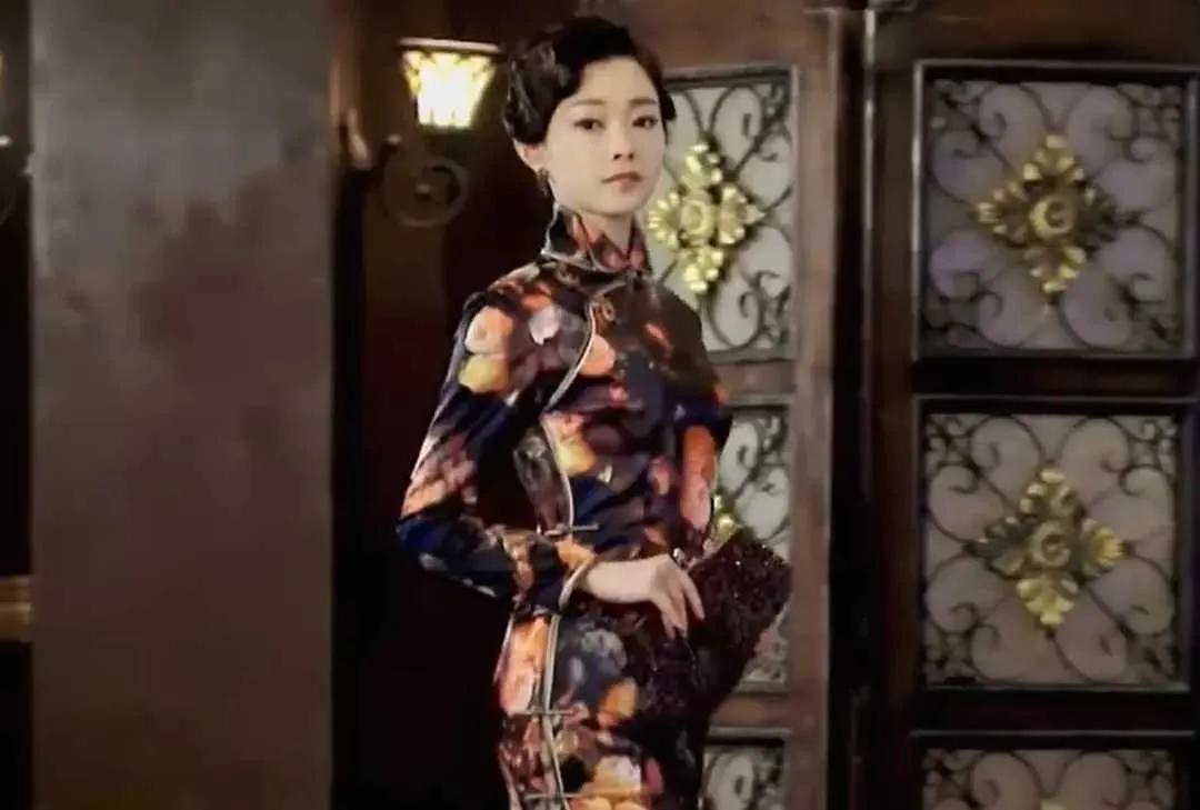 Beautiful women wearing cheongsams are more charming than the other ...