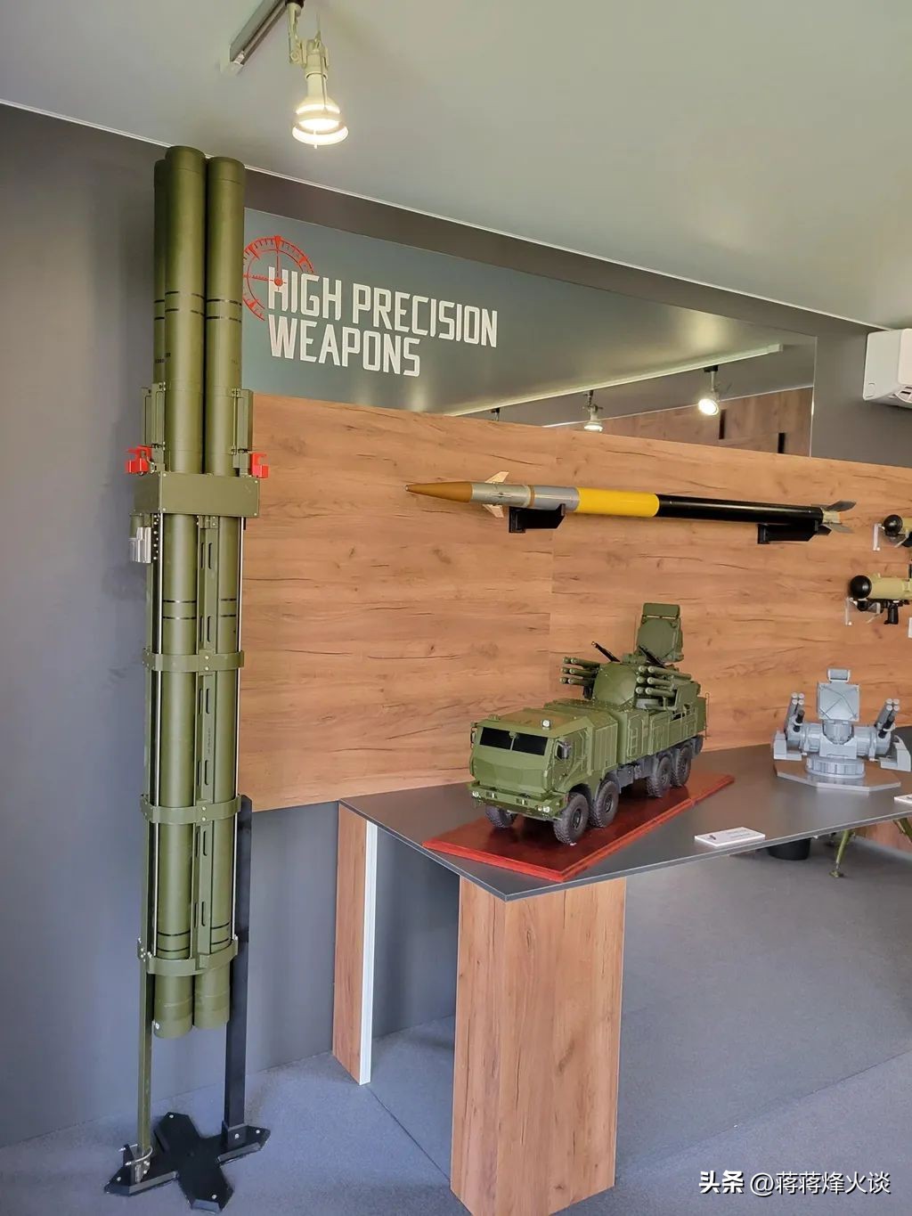 For the first time at the exhibition, the armor-SM air defense system ...