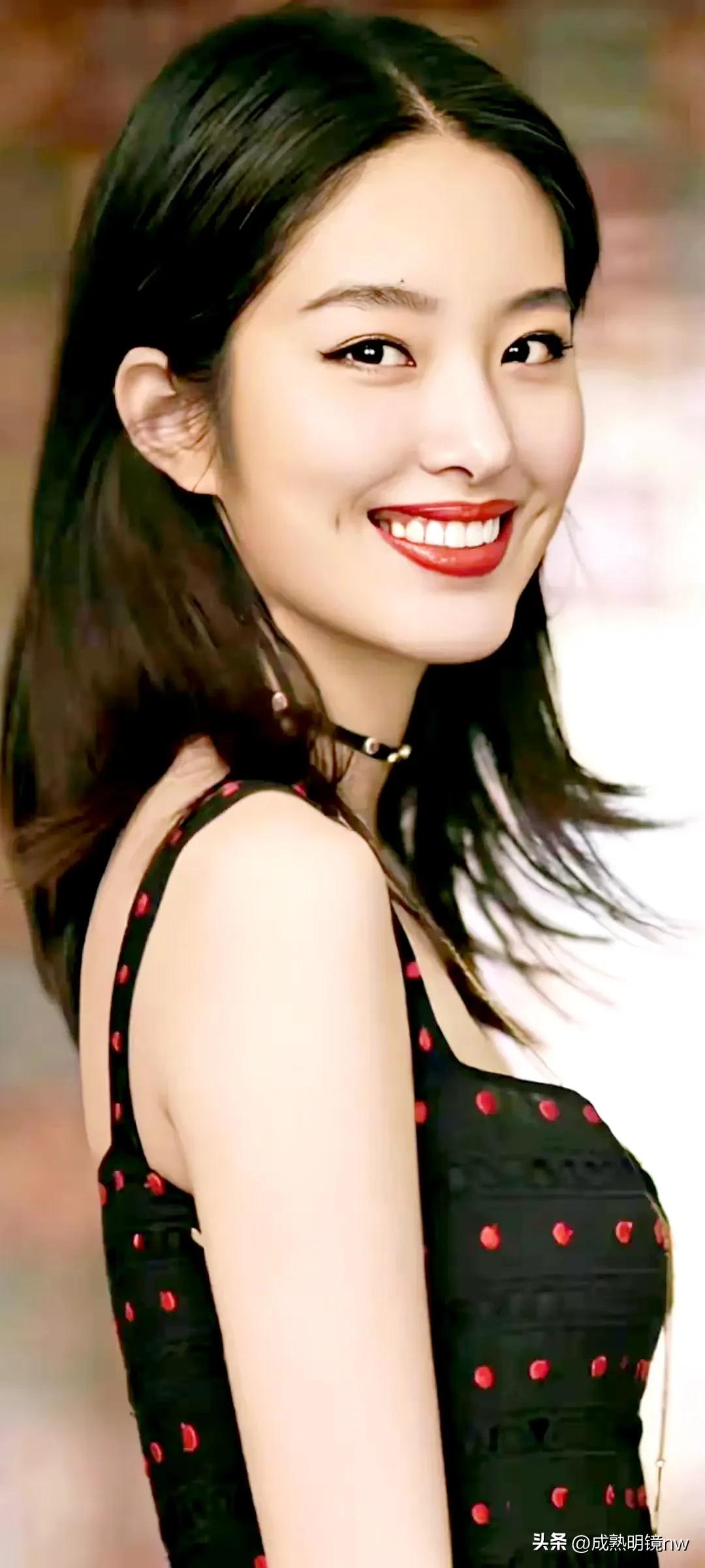 Yang Caiyu, fashionable and elegant, excellent in style, full of charm ...