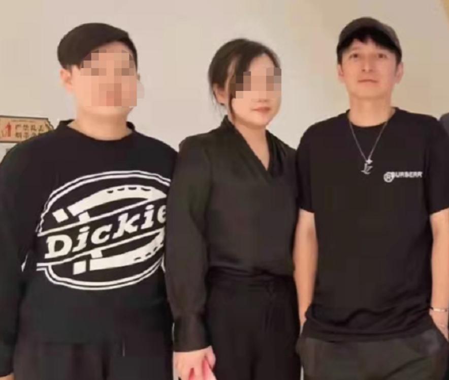 A recent photo of Li Weijia was circulated on the Internet, and he participated in a party to ...