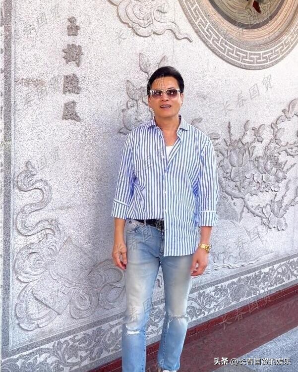 A recent photo of 67-year-old Lu Liangwei was exposed, with a strong ...
