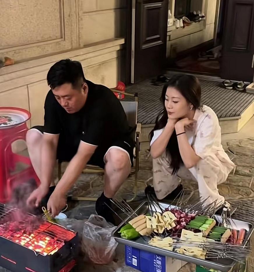 From mansions to barbecues, explore Song Xiaofeng's family life and his daughter's journey to ...