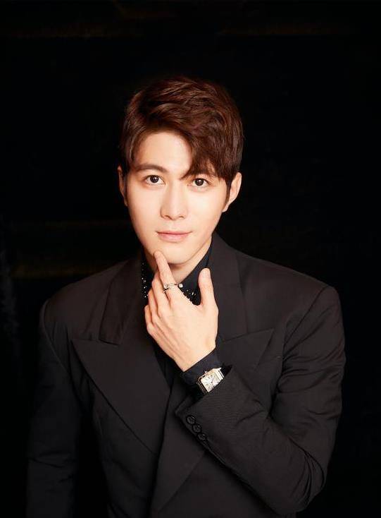 Chen Xuedong's all-black suit and watch, as if returning to "Little ...