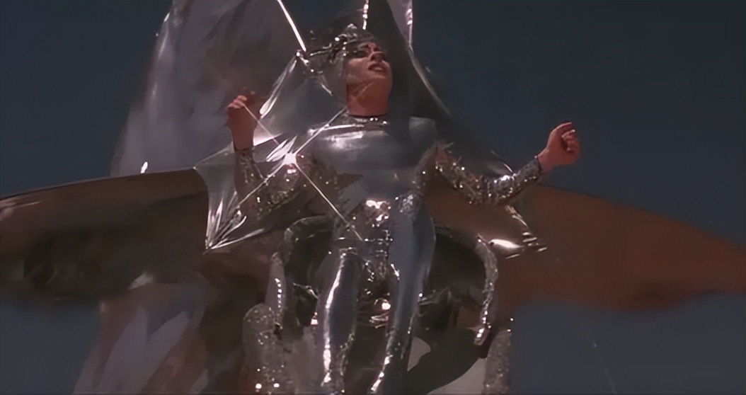 Acting conferred gods! Terrence showed a unique stage style in "Desert ...