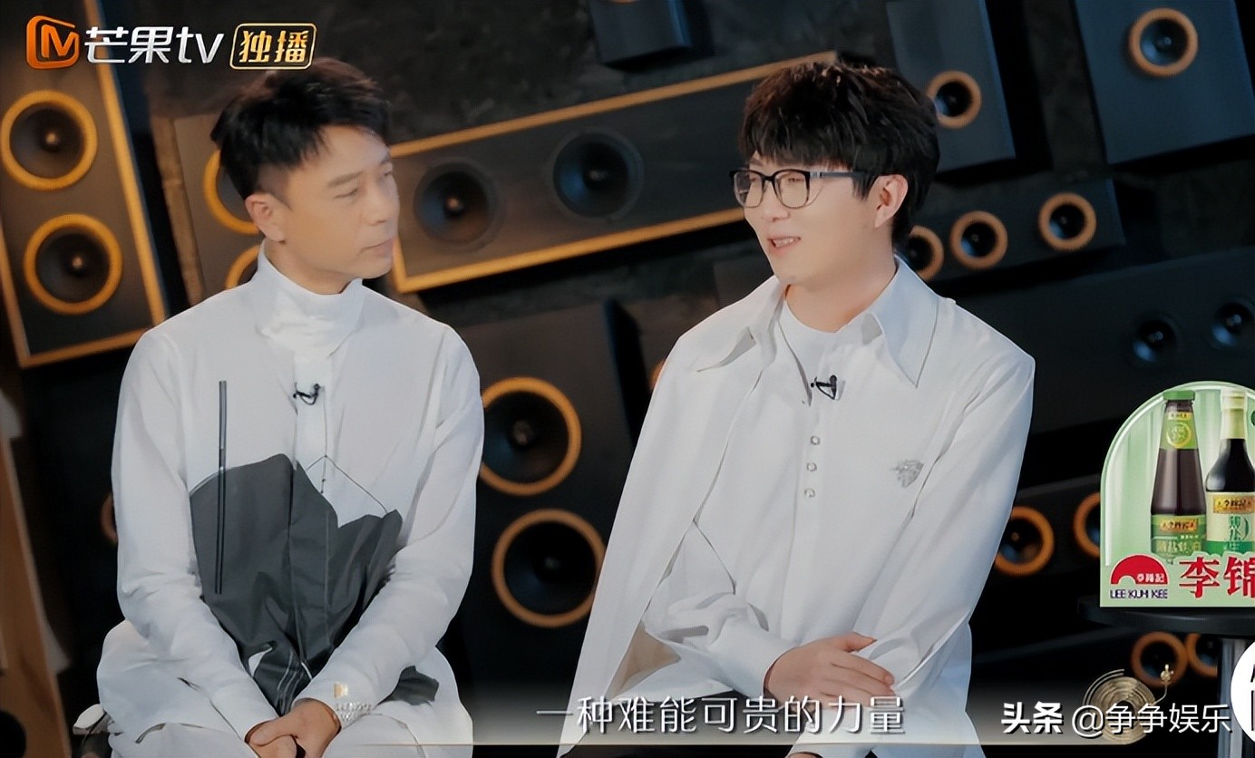 Mao Buyi and Li Keqin tenderly sing "Best Bad Friend", looking at ...