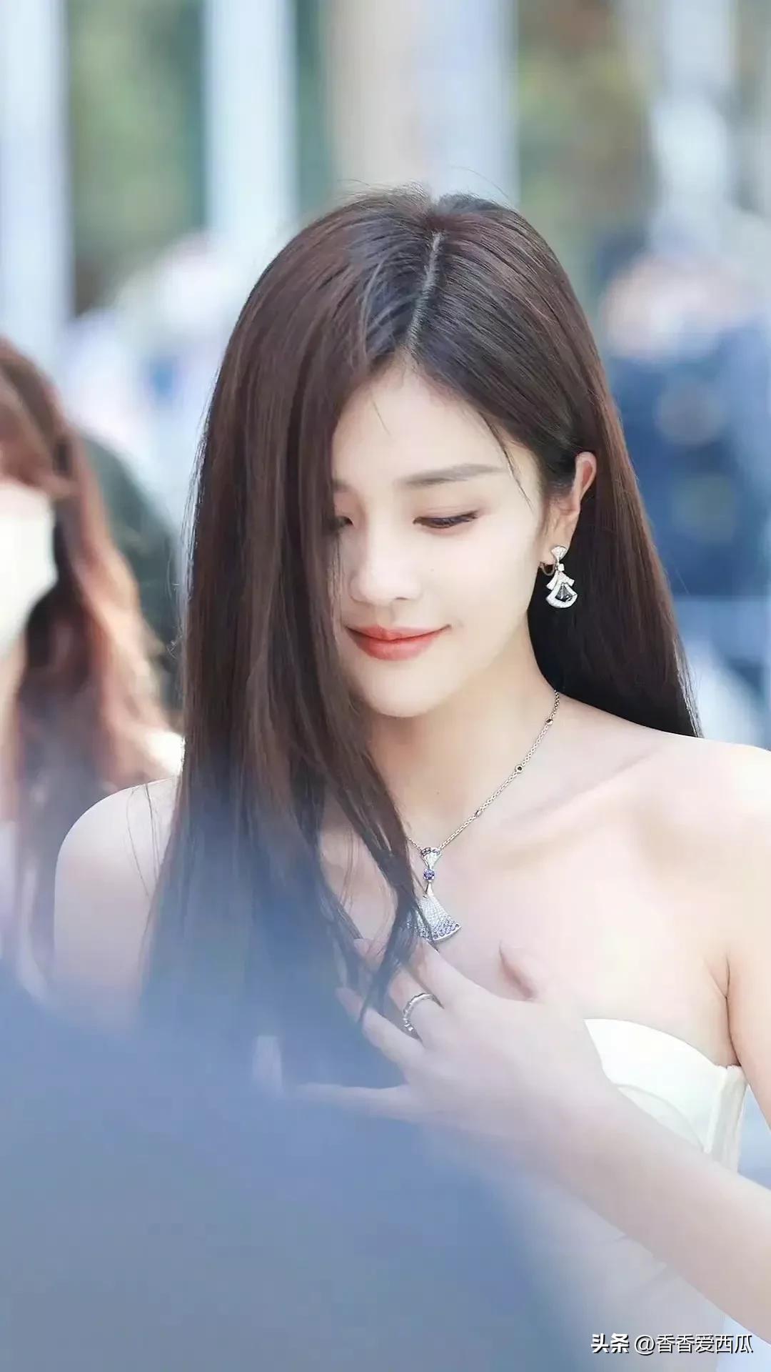 The white deer is more beautiful than the supermodel - iNEWS