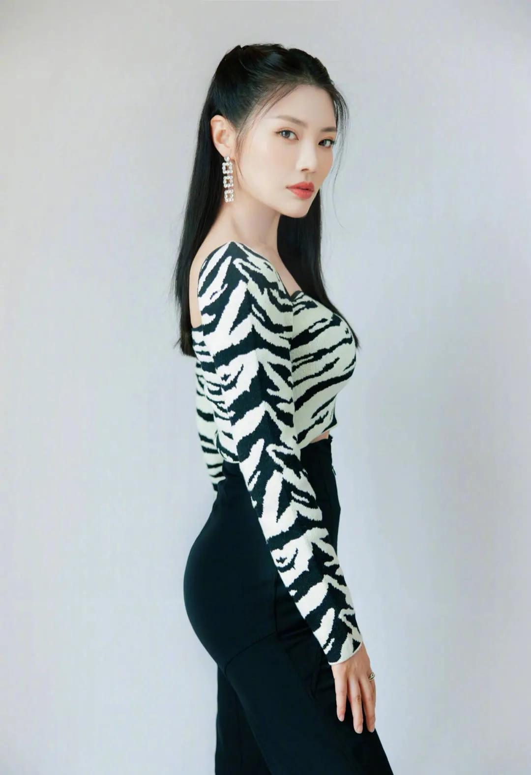 Temperament female star: Xu Dongdong - iNEWS