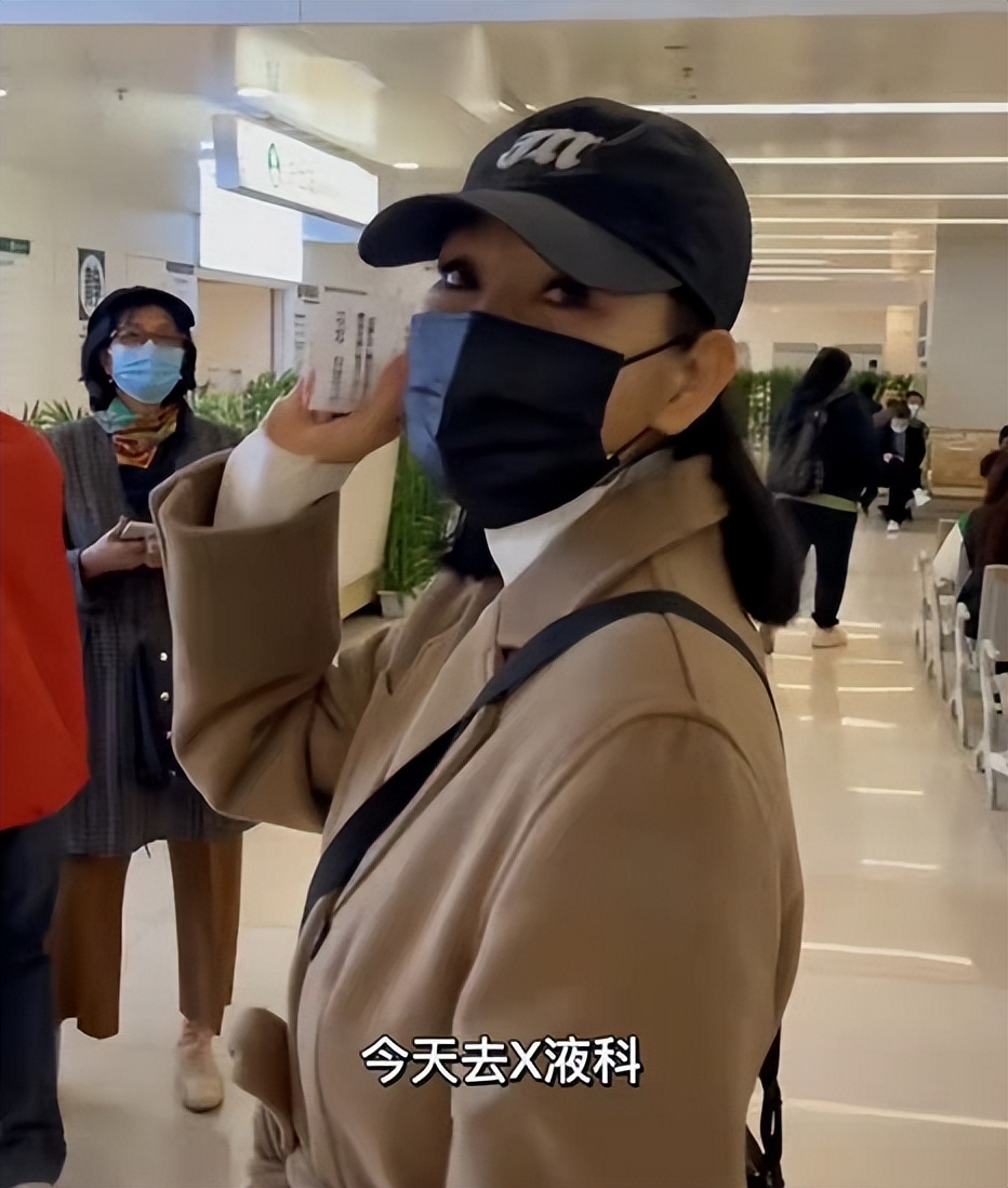 56-year-old Zhang Mi went to the hospital in a low-key manner!Holding a ...
