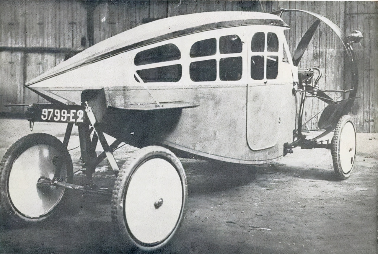 French Liat Propeller Car - iNEWS