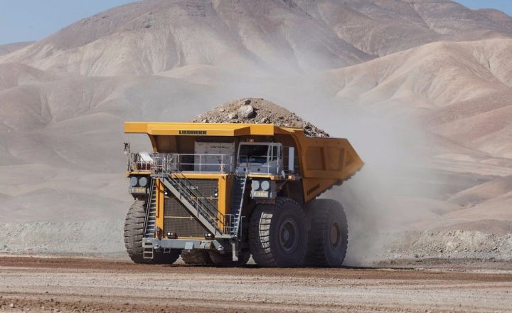 Load capacity of 400 tons!XCMG has built the world's largest rear-drive ...